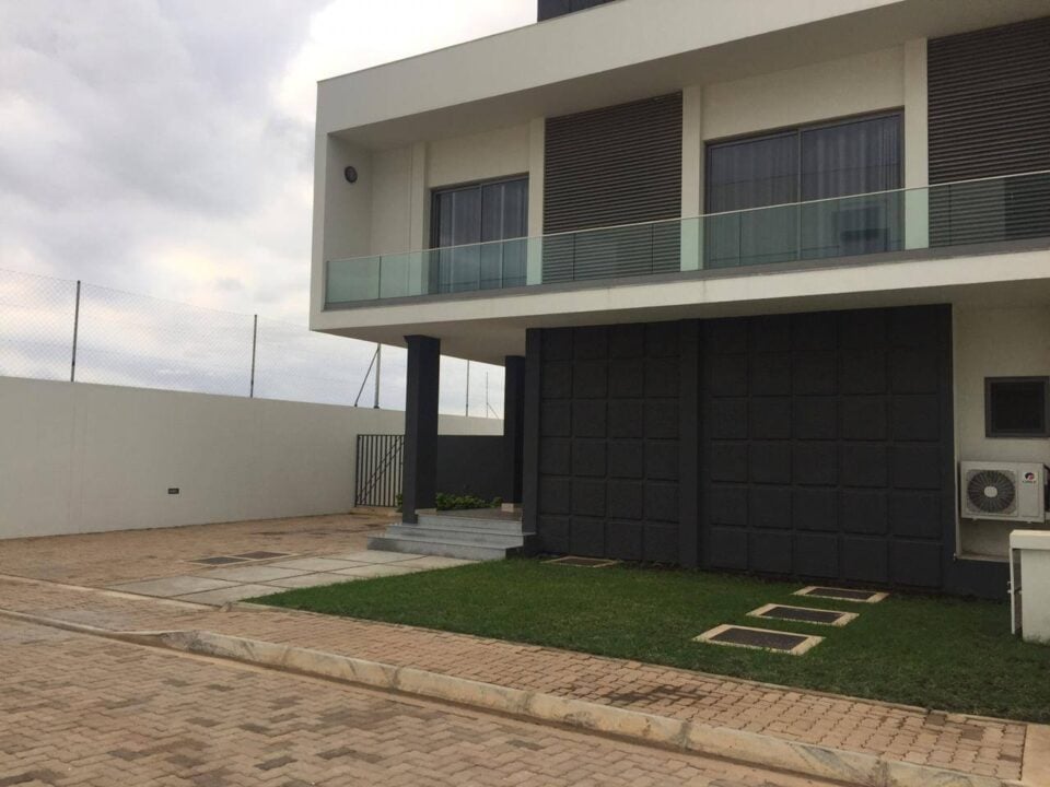 Arrendar: Moradia T4 no Condomínio Khurula – Triunfo Velho