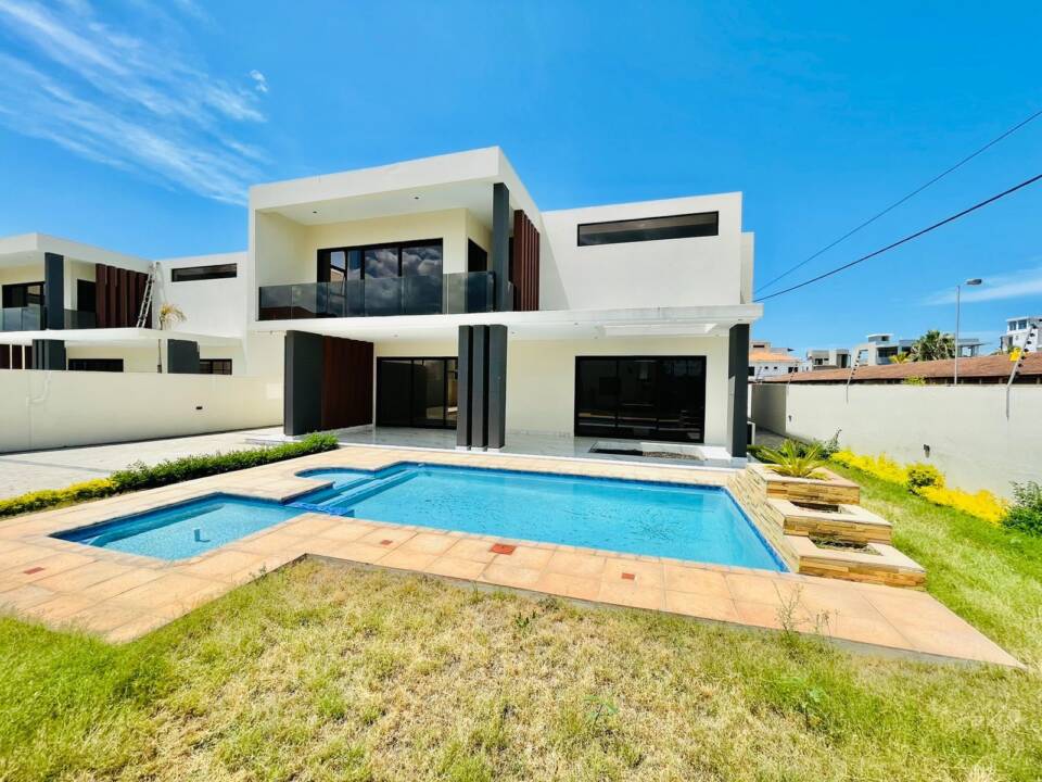 For Sale: 4-Bedroom Home in Dona Alice Near Aqua Park – Costa do Sol